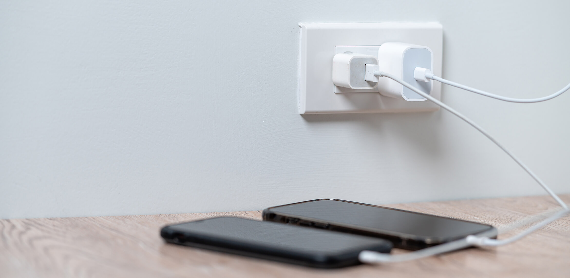 Reihenfolge beim Laden: Zuerst Netzteil in Steckdose oder Stecker ins ...